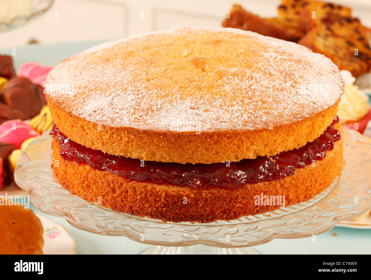 VICTORIA SPONGE CAKE Stock Photo - Alamy