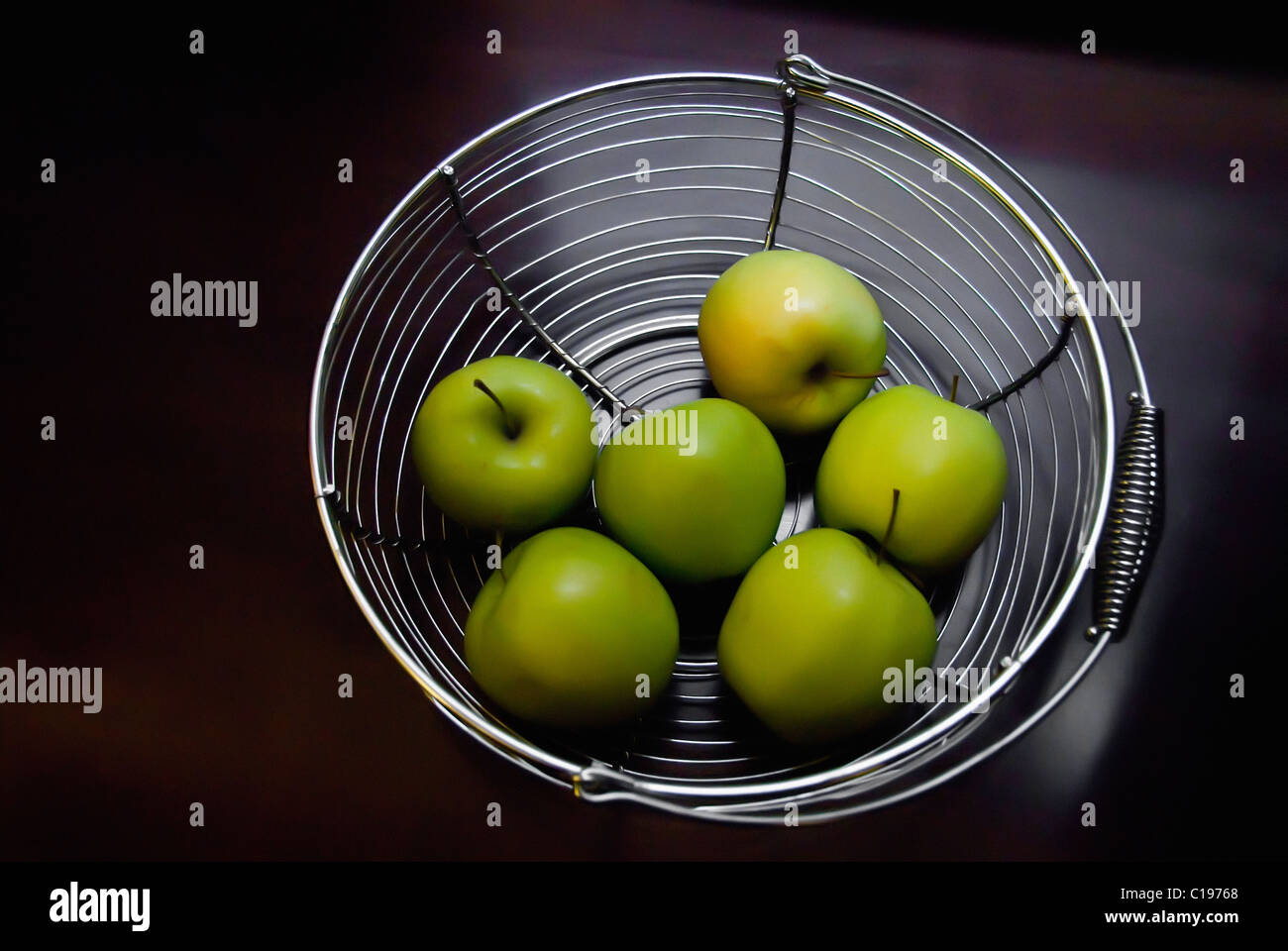 Group of green apples in wire basket Stock Photo - Alamy