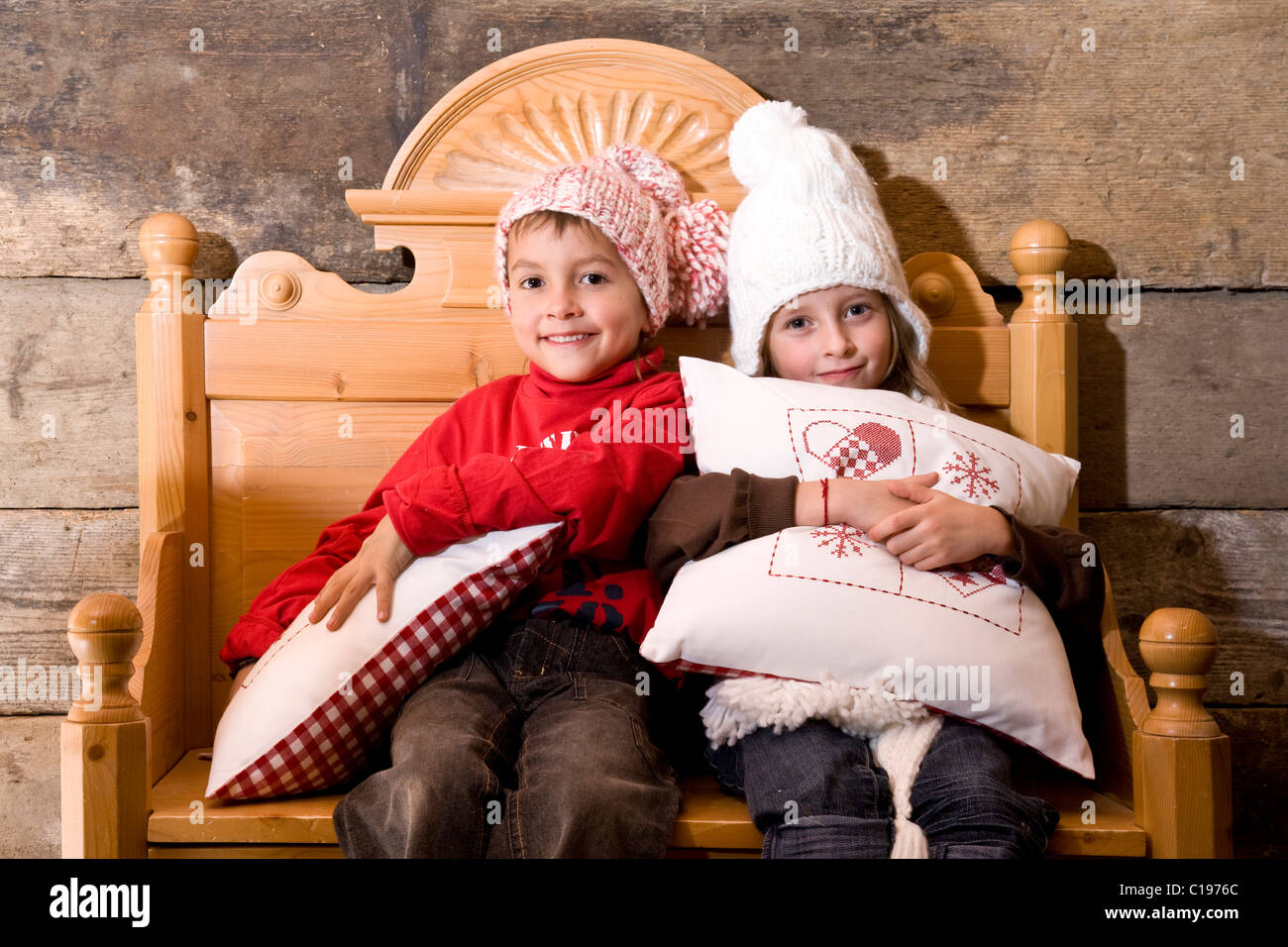 Two kids sitting on a bench hi-res stock photography and images - Alamy