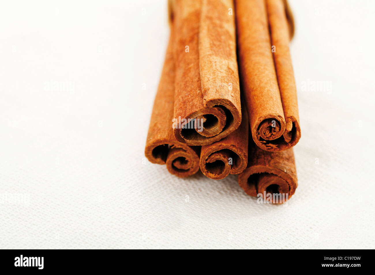 Photos of cinnamon sticks hi-res stock photography and images - Alamy