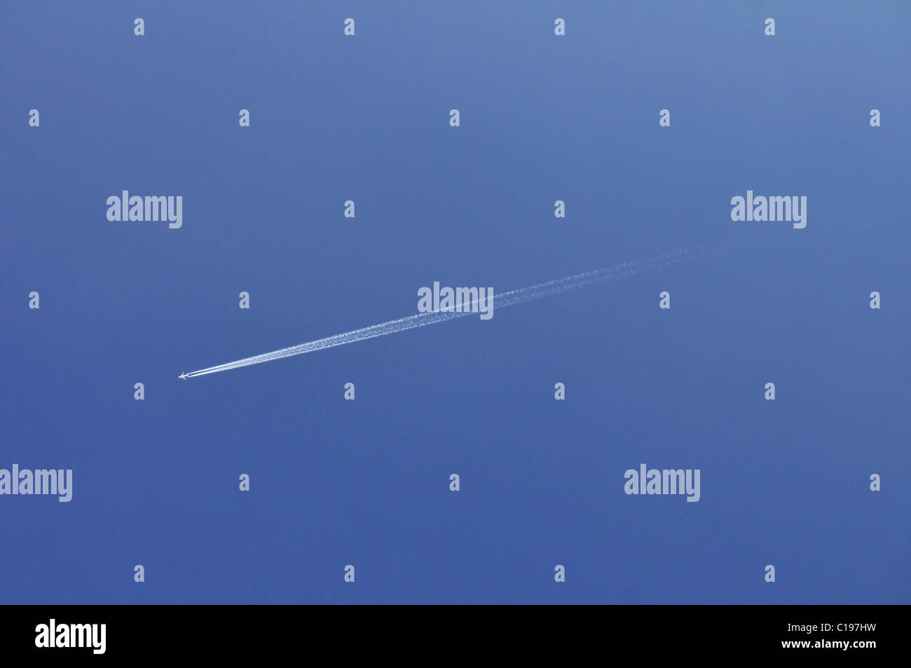 Aeroplanes contrails hi-res stock photography and images - Alamy