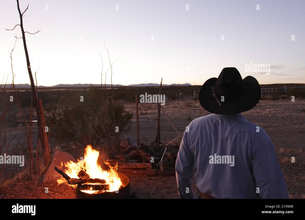 Cowboy scene campfire hi-res stock photography and images - Alamy