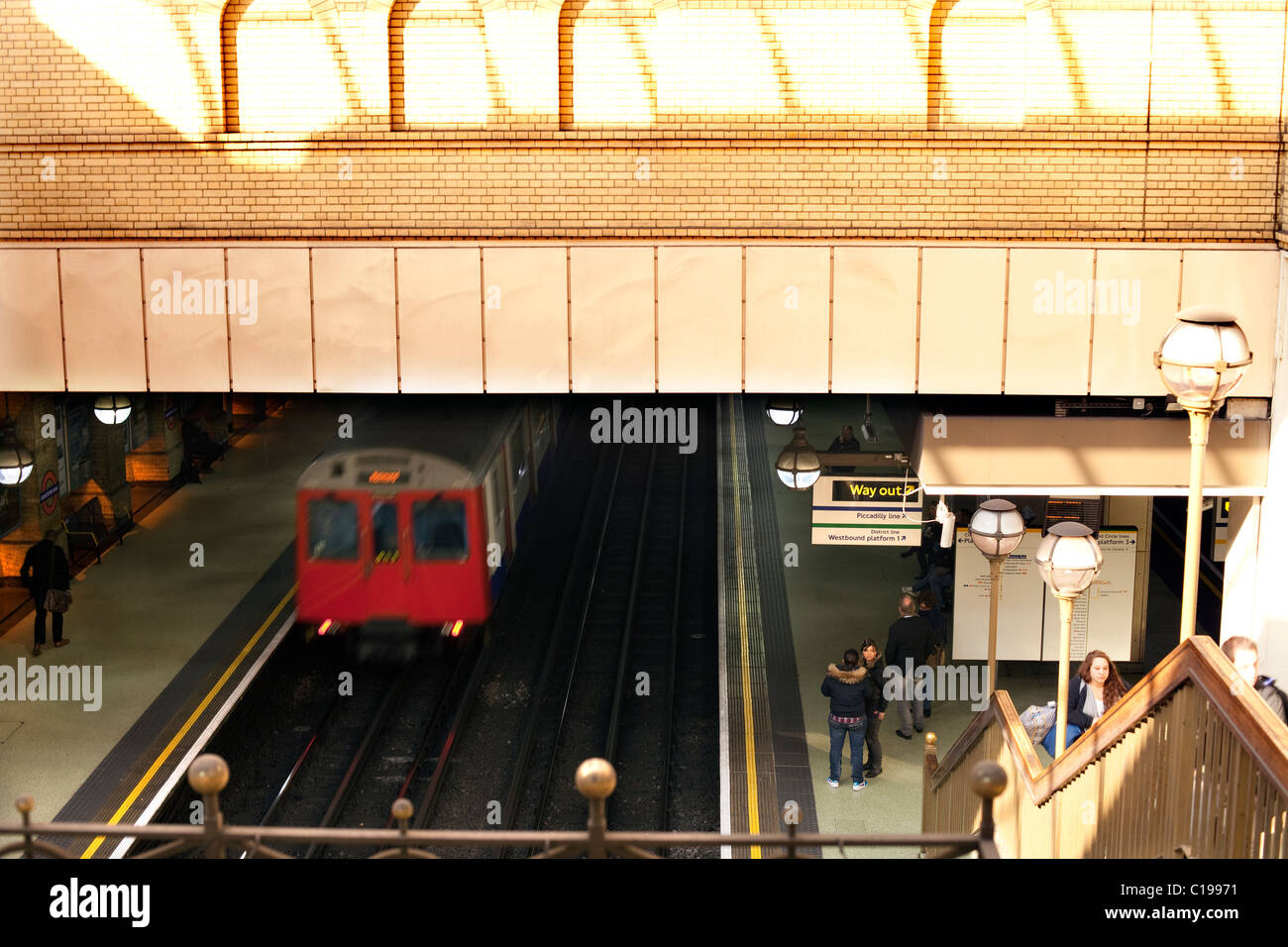 High tube underground station platform hi-res stock photography and ...