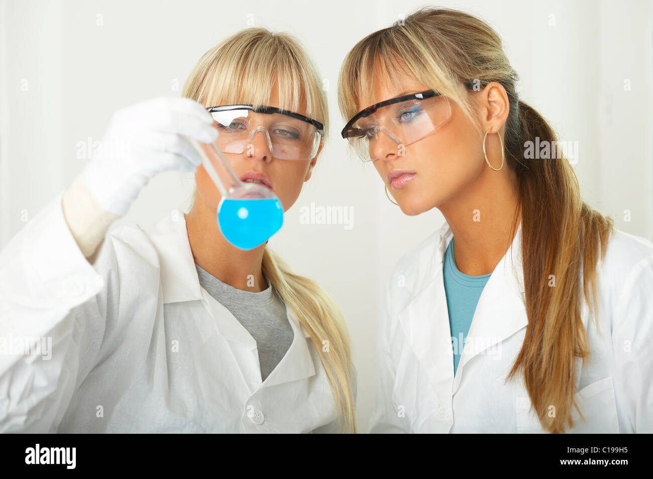 Female lab workers testing and experimenting Stock Photo - Alamy