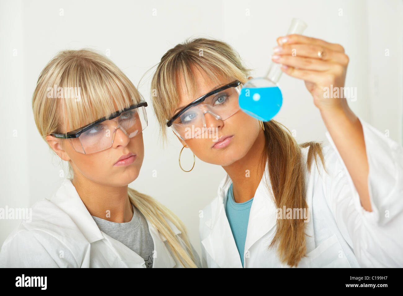 Female lab workers testing and experimenting Stock Photo - Alamy