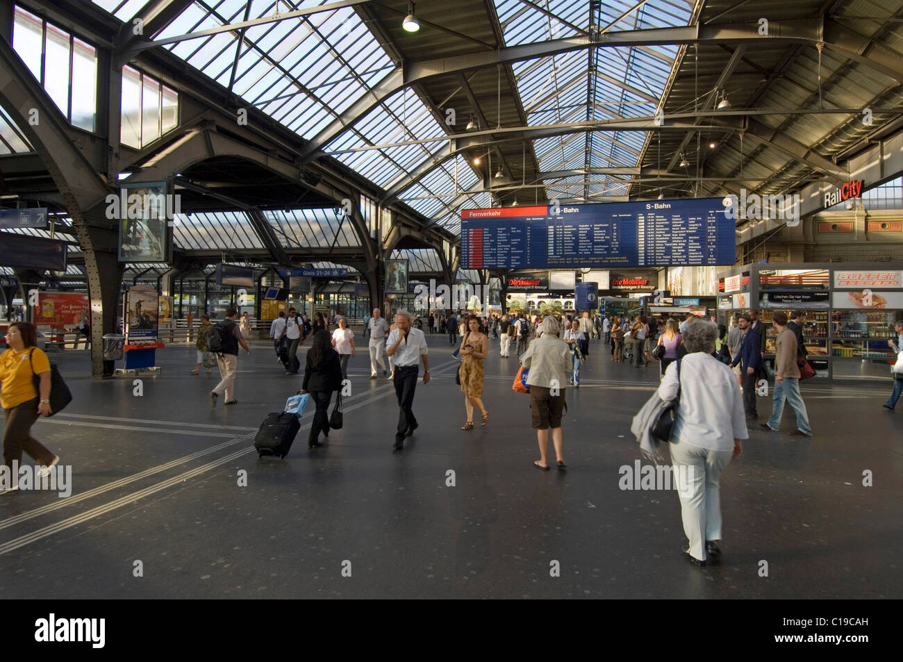 Switzerland zurich hauptbahnhof main railway hi-res stock photography ...