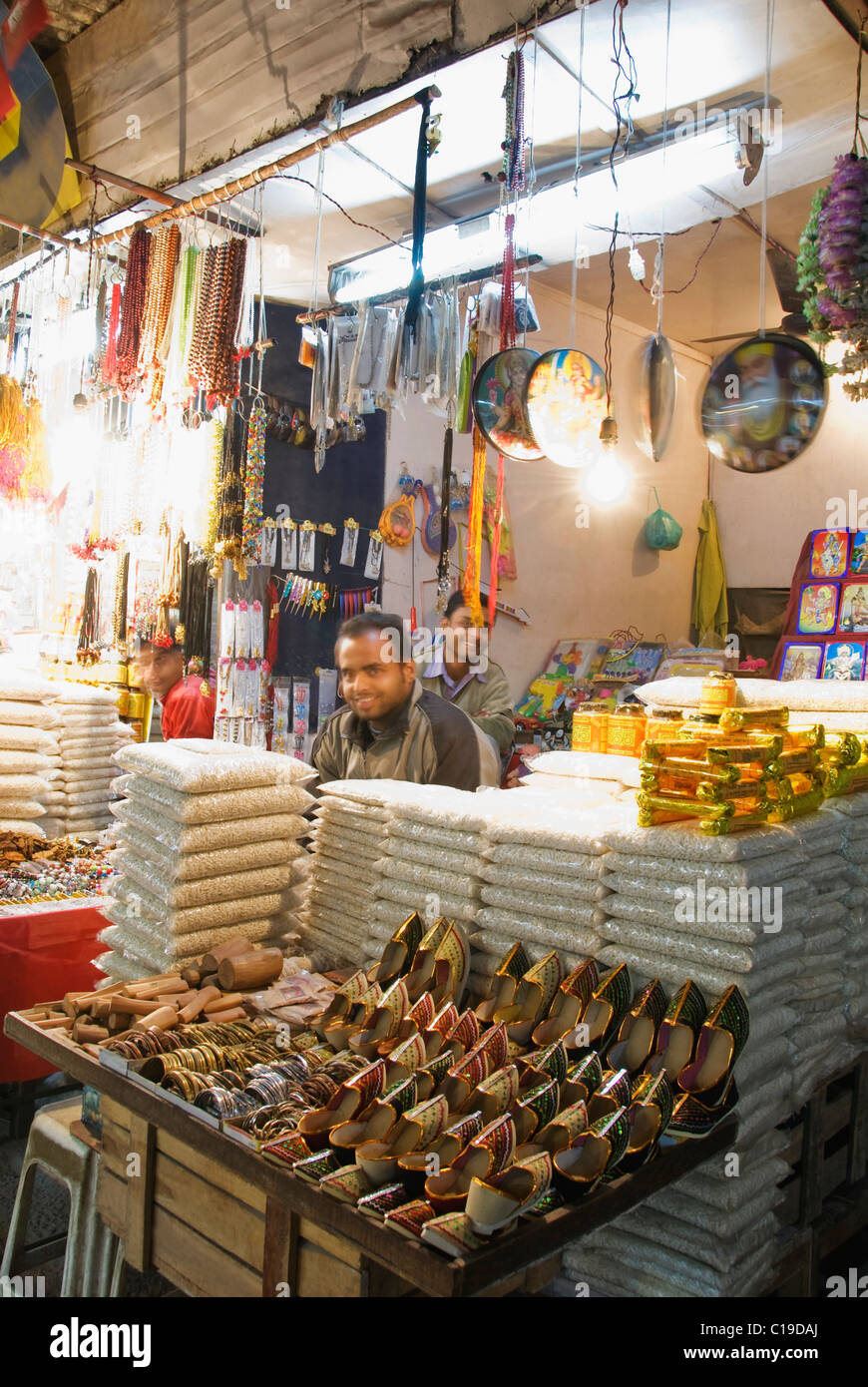 Shoe vendor asia hi-res stock photography and images - Alamy