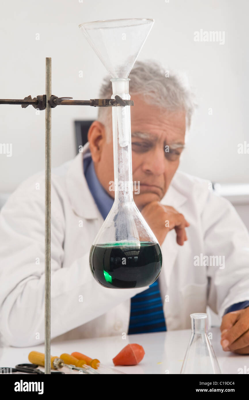 Scientific thinking hi-res stock photography and images - Alamy