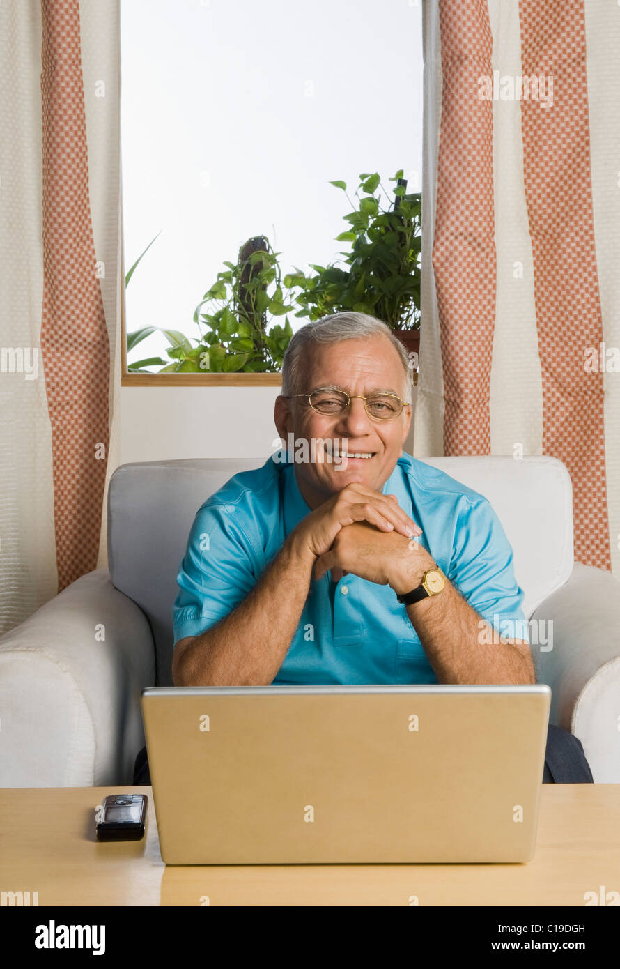 Smiling communication hi-res stock photography and images - Alamy