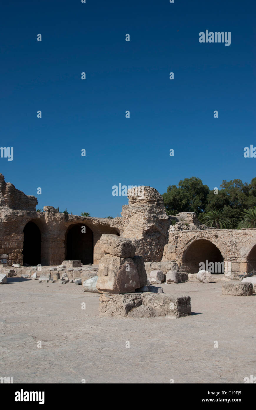 Roman ruins arches hi-res stock photography and images - Alamy