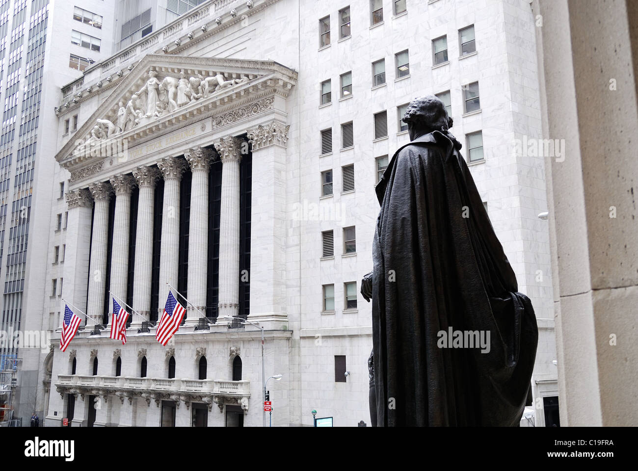 George Washington Statue and New York Stock Exchange in Wall Street ...
