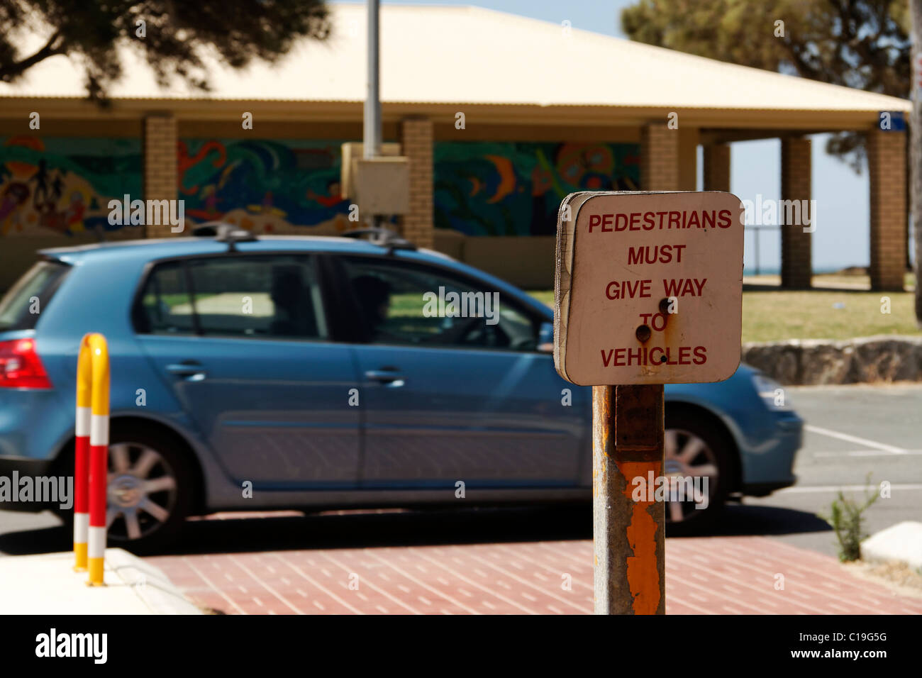 Australian pedestrian crossing sign hi-res stock photography and images ...