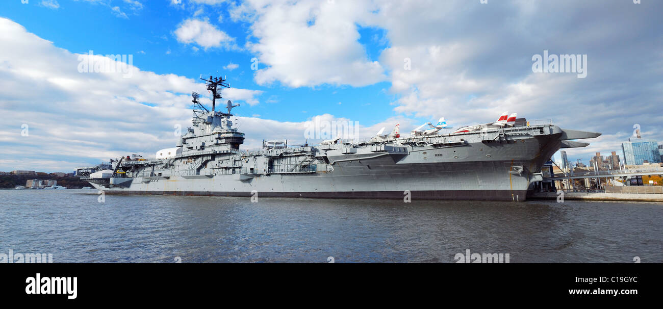 24 essex class aircraft carrier hi-res stock photography and images - Alamy