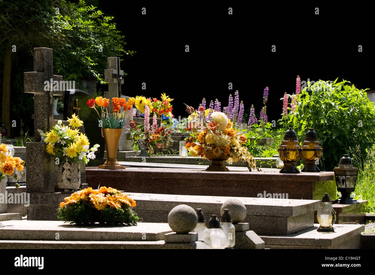 Old graves at cemetery hi-res stock photography and images - Alamy