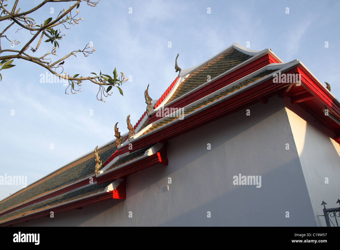 Bangkok temple buddhist roof hi-res stock photography and images - Alamy