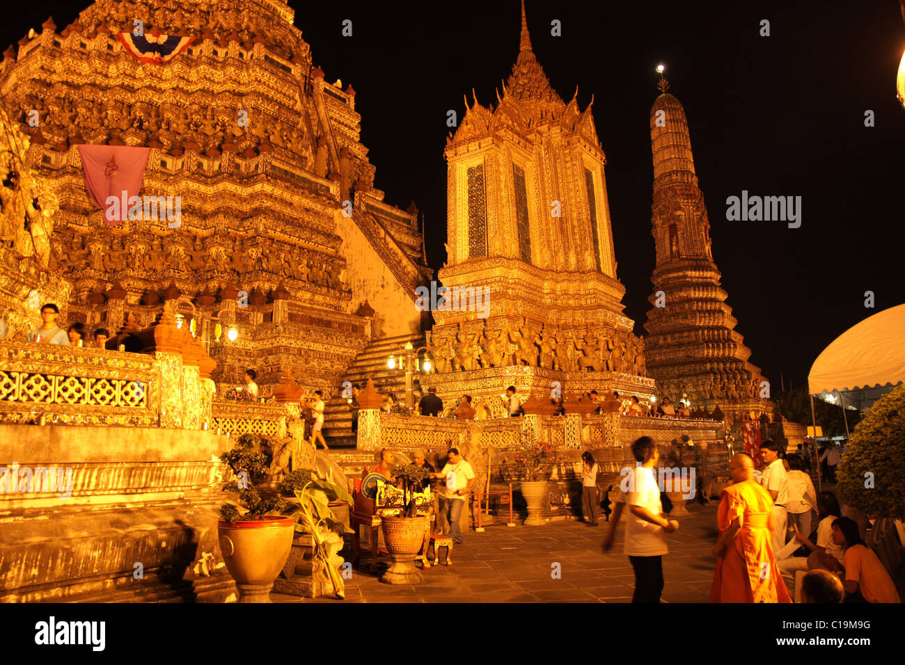 People offer prayers celebrating Magha Puja day at Wat Arun temple ...