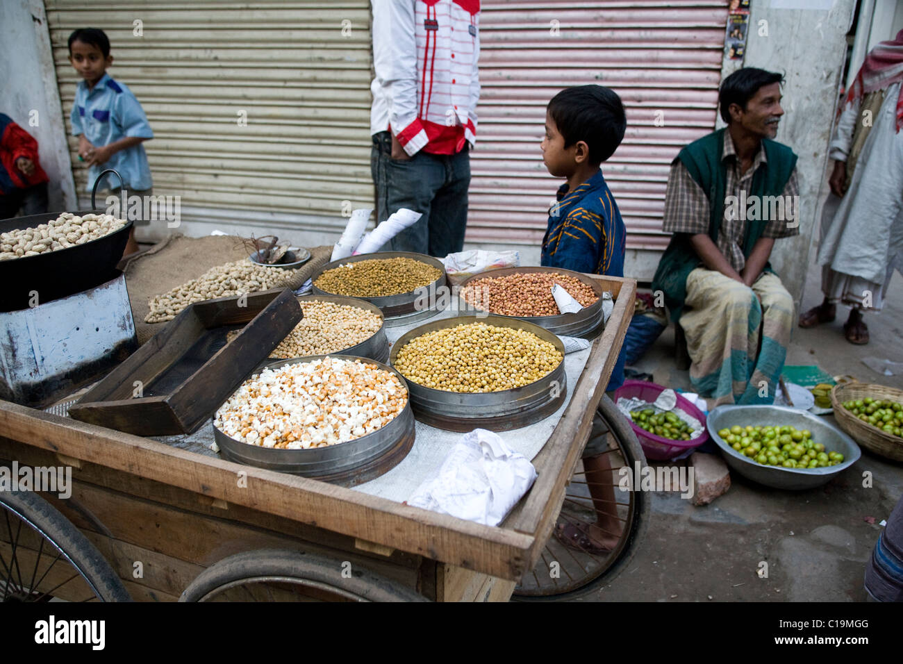 Outside food vendors on the street in Dhaka, Bangladesh Stock Photo - Alamy