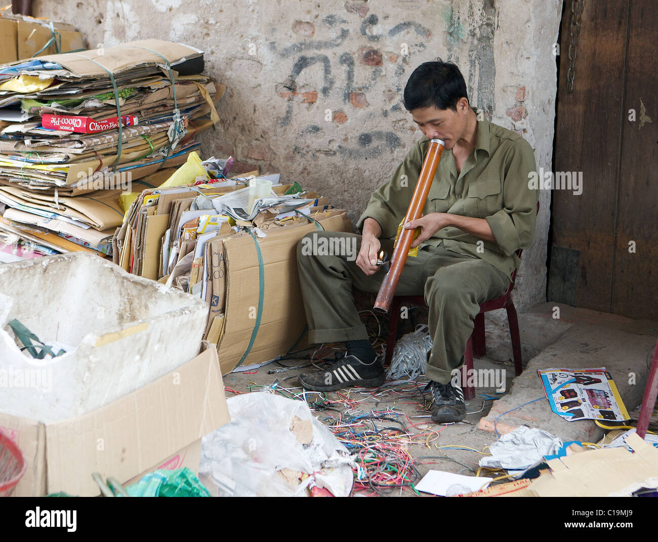 Vietnamese man smoking pipe, Hanoi, Vietnam Stock Photo - Alamy