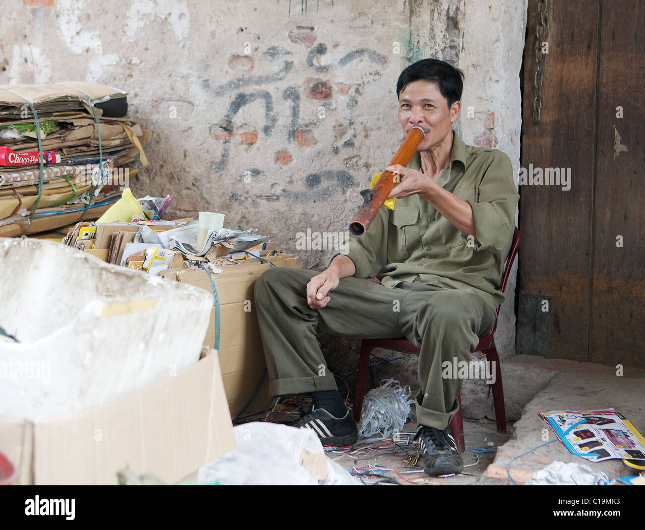 Vietnamese man smoking tobacco hi-res stock photography and images - Alamy