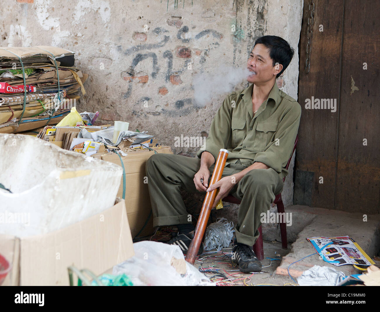 Vietnamese man smoking tobacco pipe hi-res stock photography and images ...