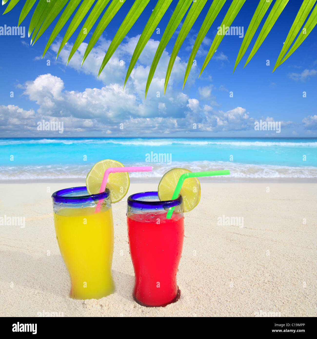 Cocktails on beach palm tree hi-res stock photography and images - Alamy