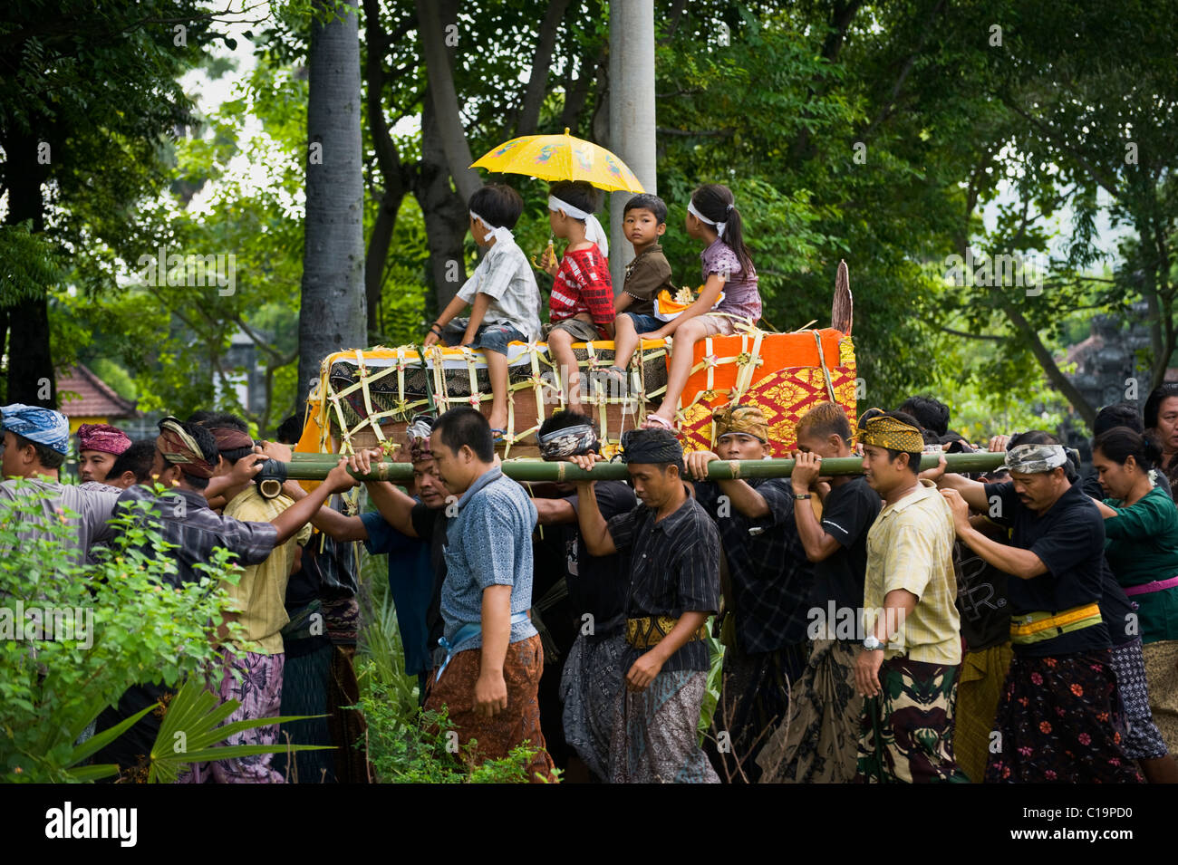 Balinese hindu cremation ceremony taking hi-res stock photography and ... Balinese hindu cremation ceremony taking hi-res stock photography and ...