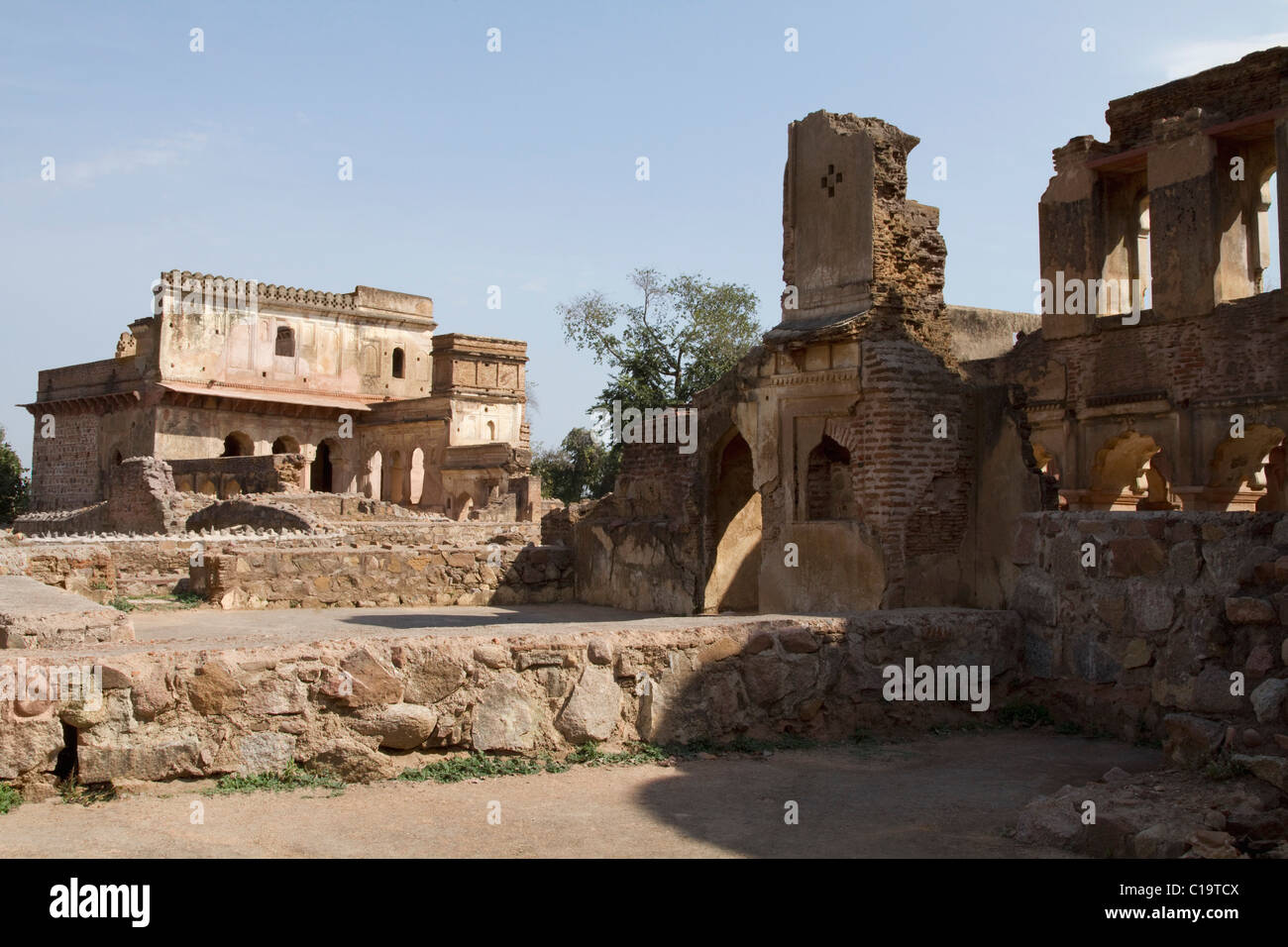 Ruins of a fort, Orchha Fort, Orchha, Madhya Pradesh, India Stock Photo ...