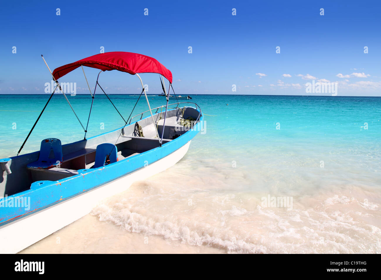 boat tropical beach Caribbean turquoise sea water Stock Photo - Alamy