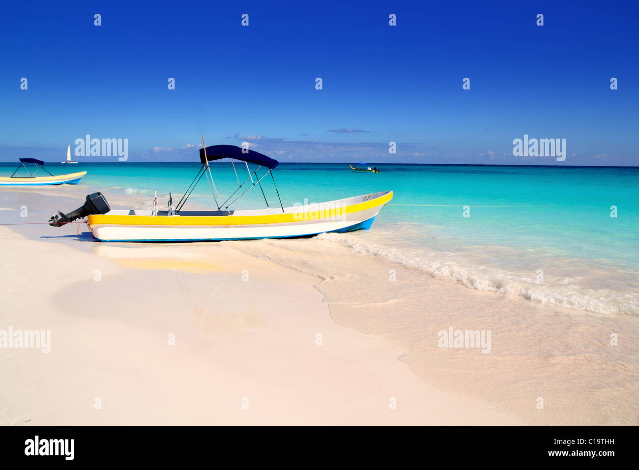 Boats in tropical beach hi-res stock photography and images - Alamy