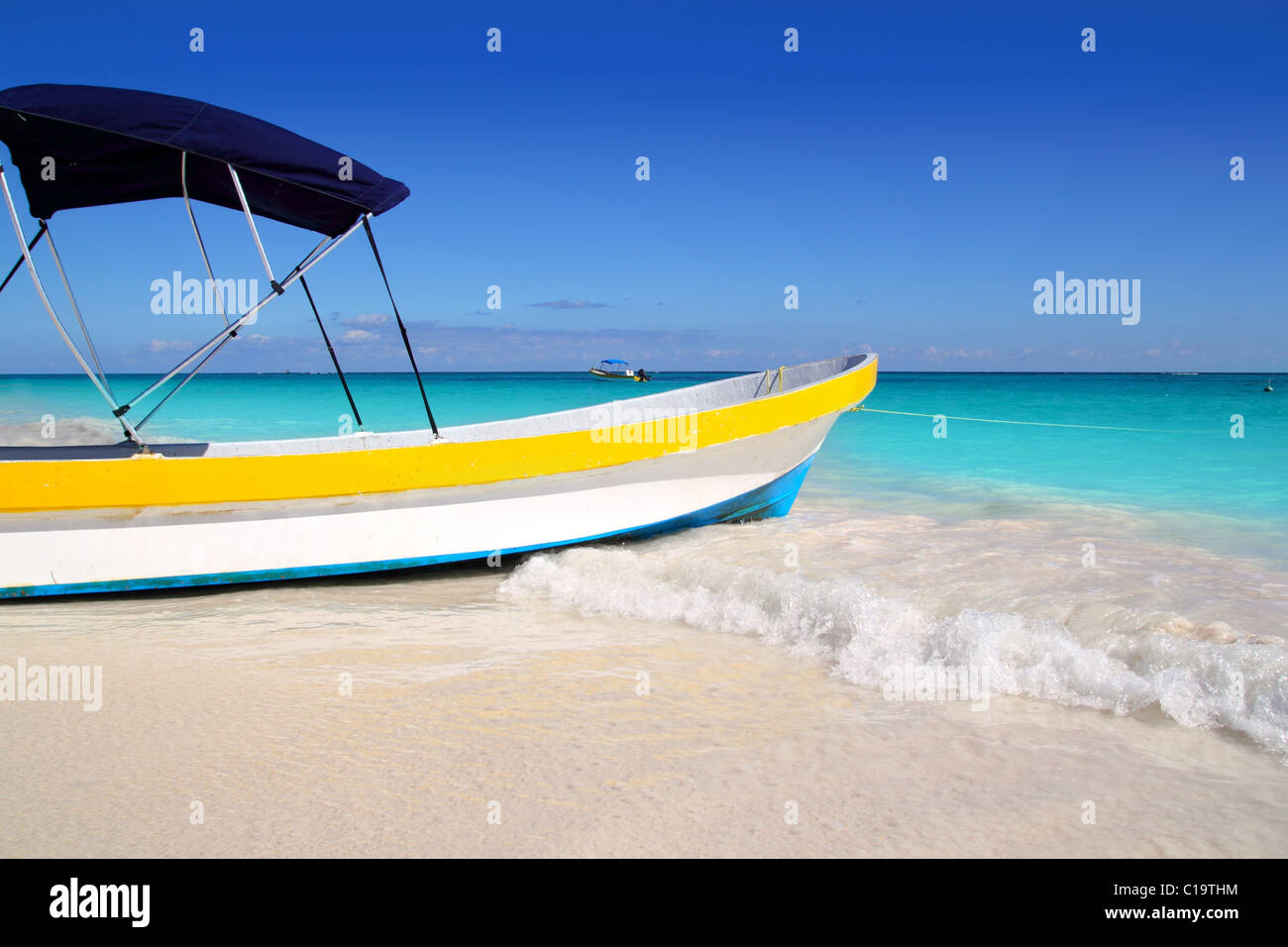 boat tropical beach Caribbean turquoise sea water Stock Photo - Alamy