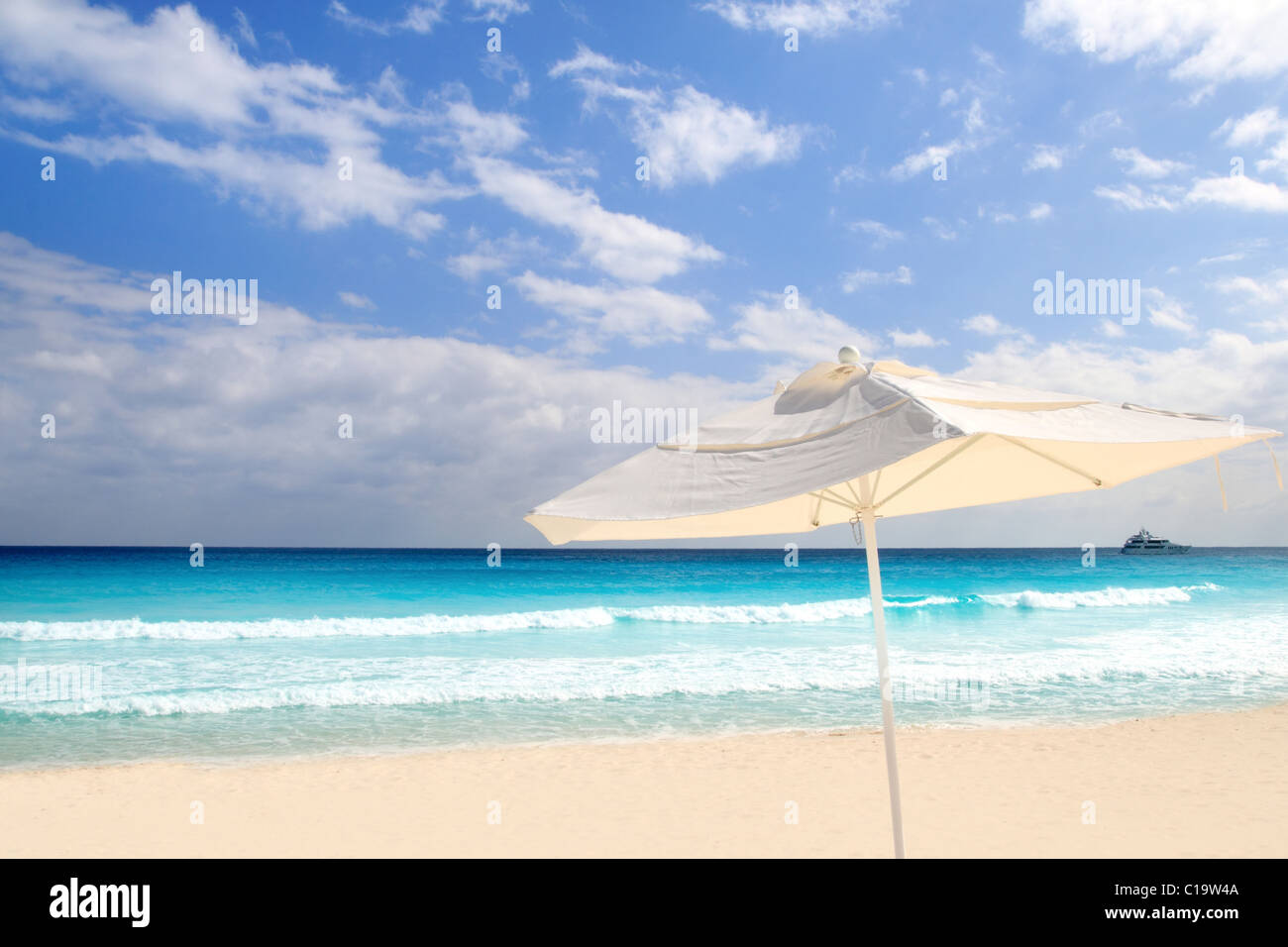 Beach parasol hi-res stock photography and images - Alamy