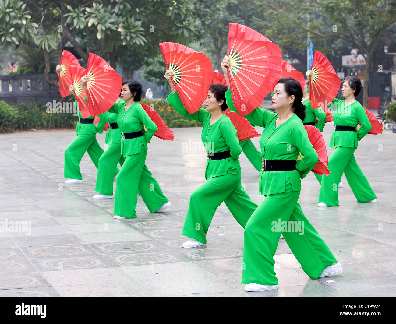 Traditional vietnamese dancers hi-res stock photography and images - Alamy