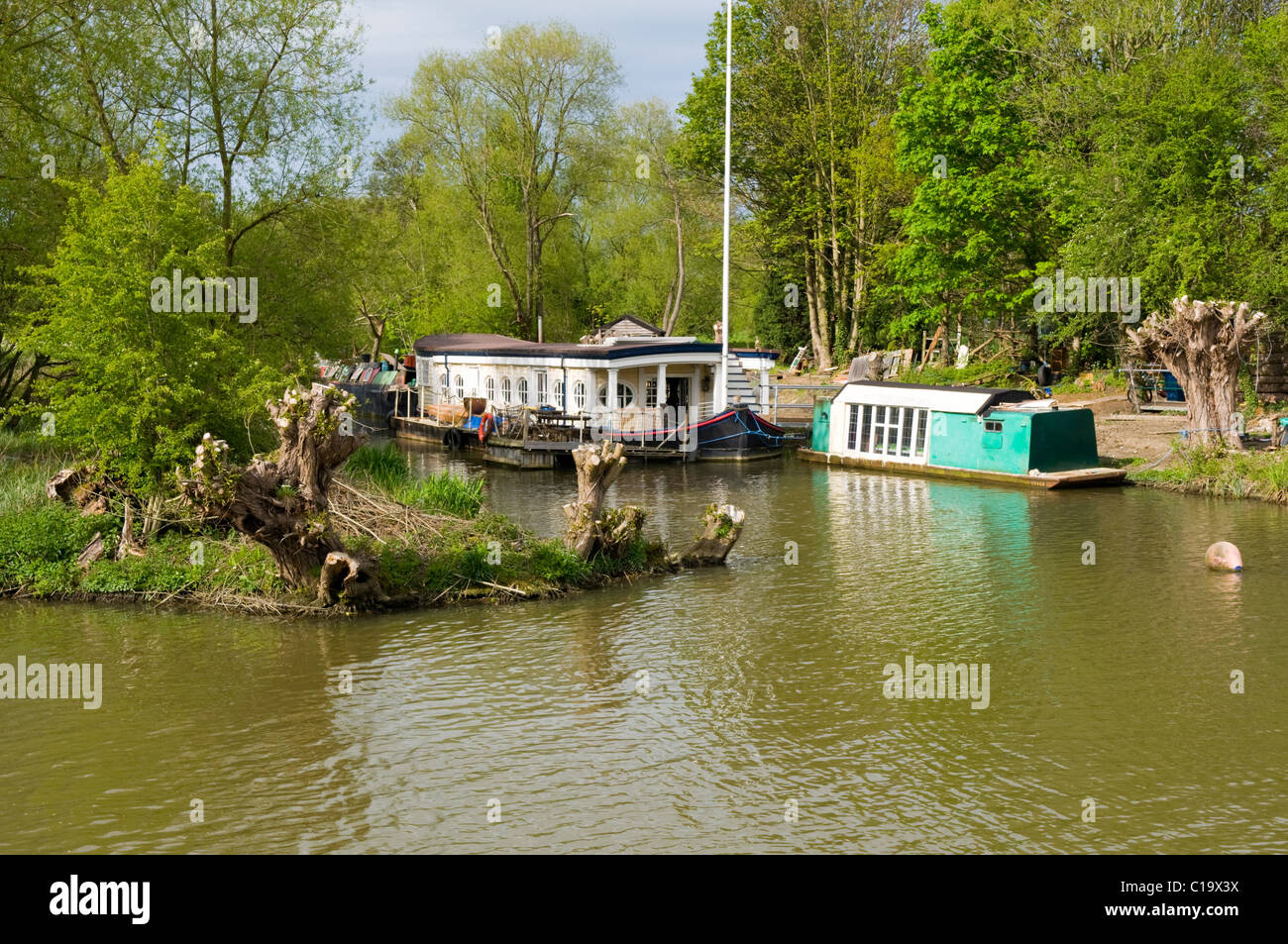 Houseboat oxfordshire thames river hi-res stock photography and images ...