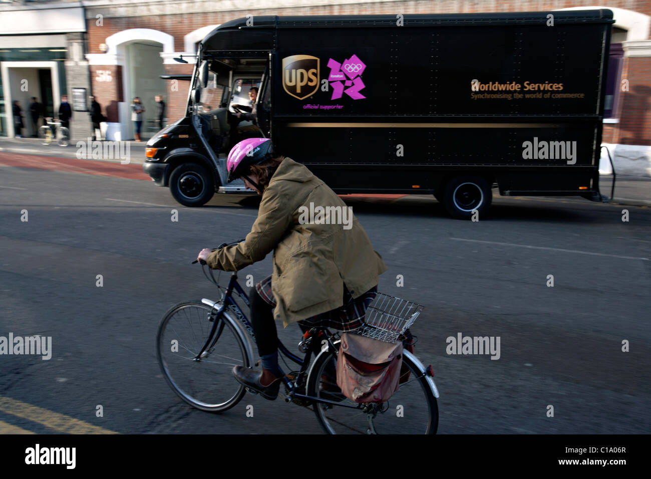 Delivery cycle hi-res stock photography and images - Alamy