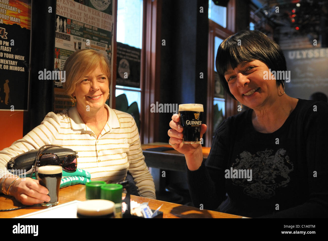 Guinness drinking pub women hi-res stock photography and images - Alamy