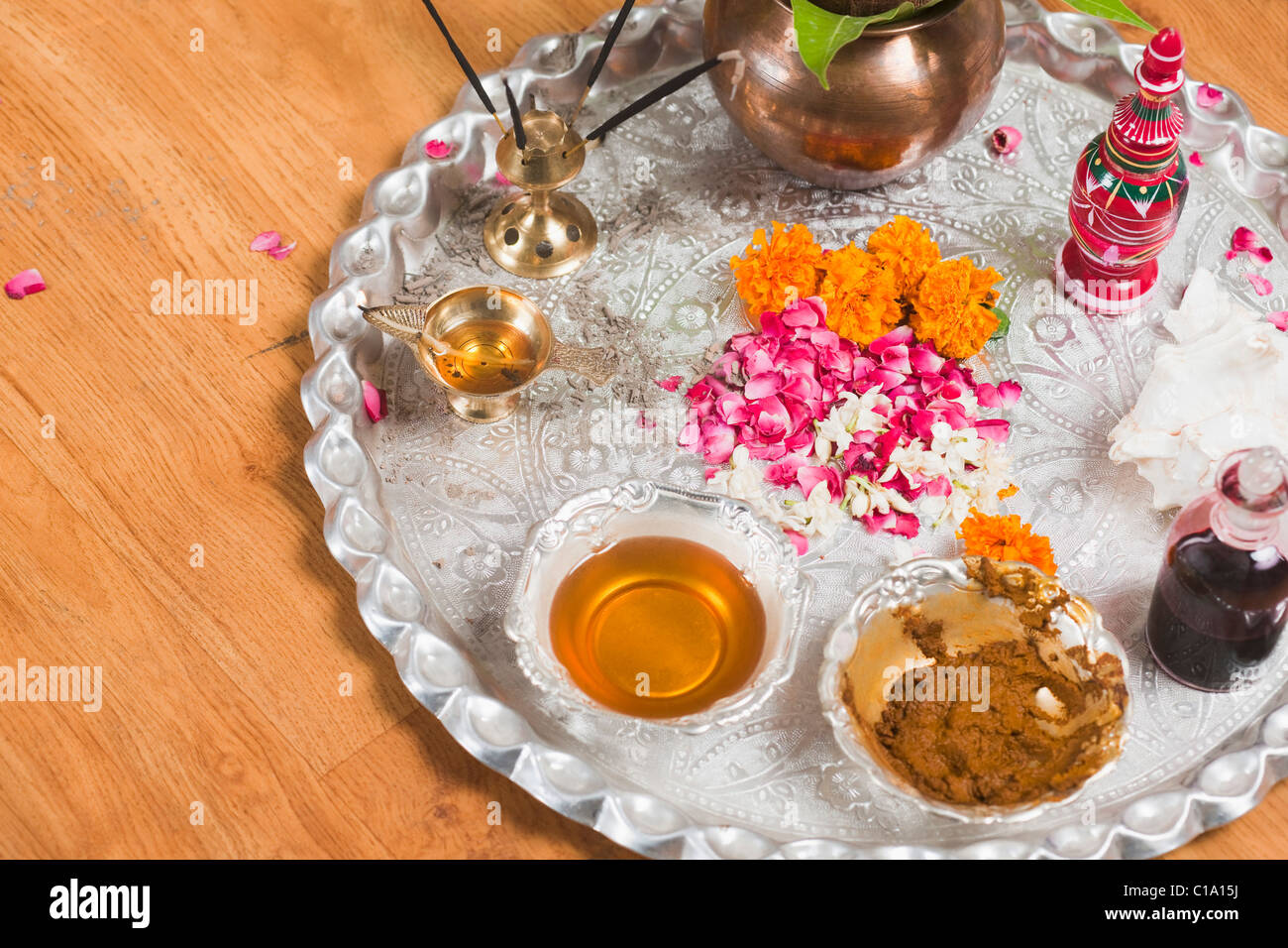 Puja thali hi-res stock photography and images - Alamy