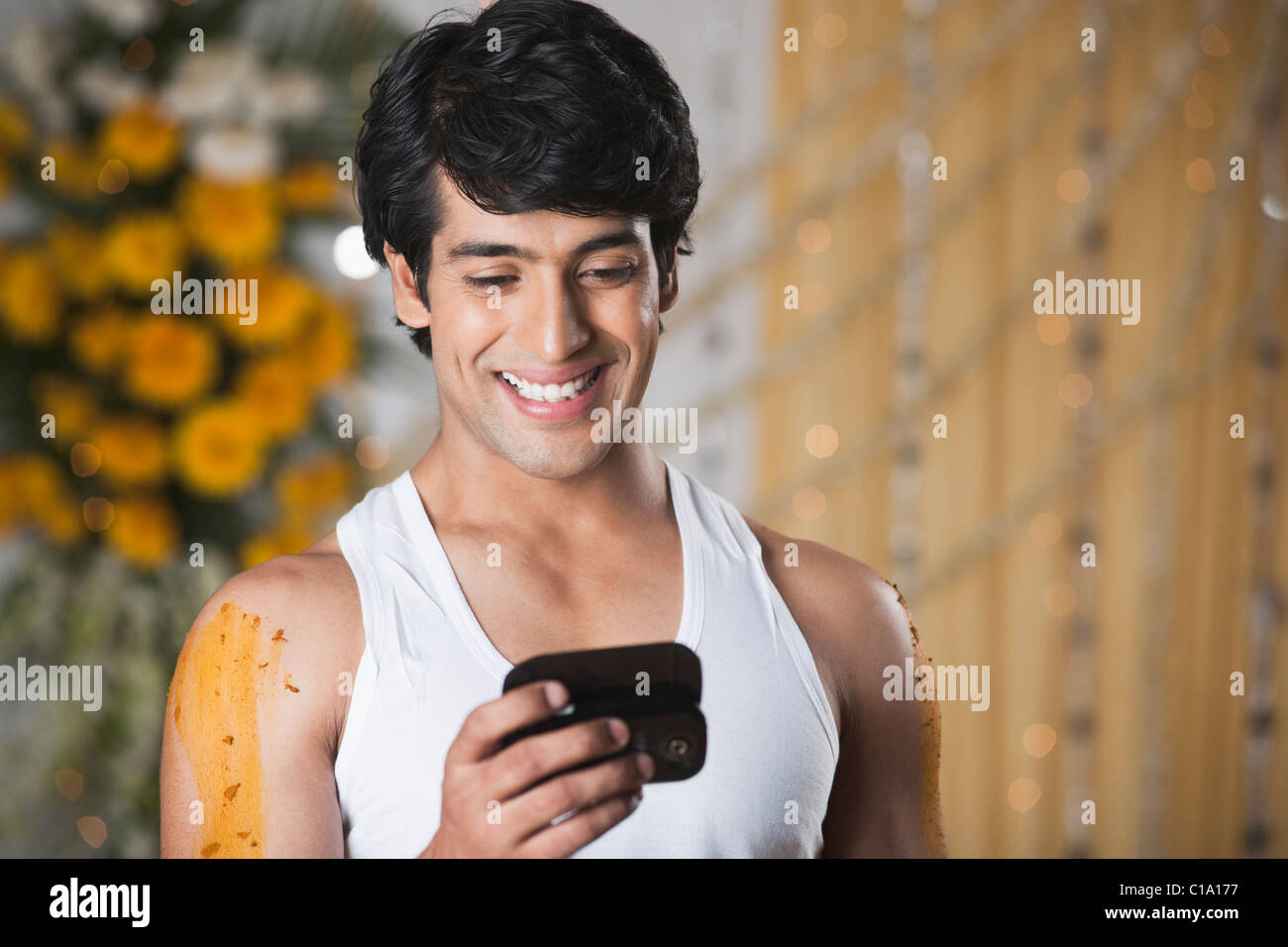 Person reading on phone india hi-res stock photography and images - Alamy
