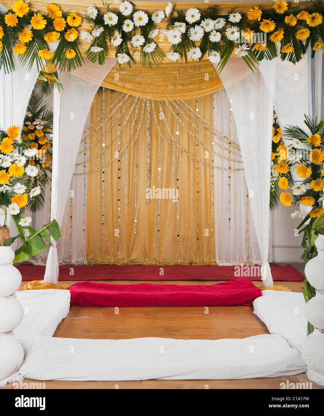 Wedding mandap hi-res stock photography and images - Alamy