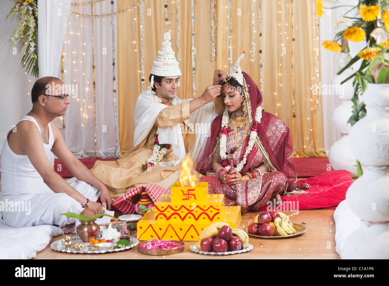 Couple performing Sindoor Daan ceremony in Bengali wedding Stock Photo ...