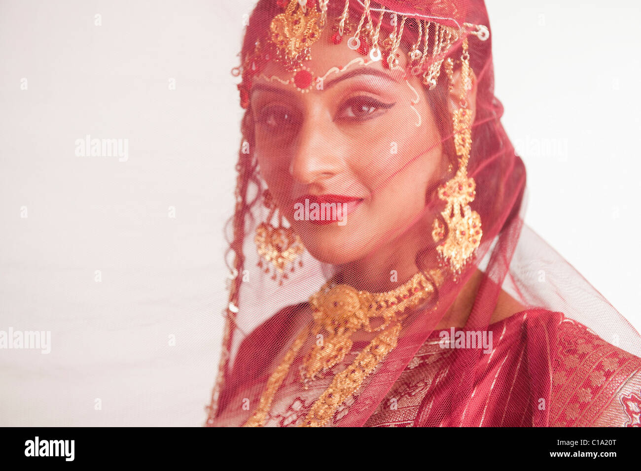 Portrait of a bride in traditional Bengali dress Stock Photo - Alamy