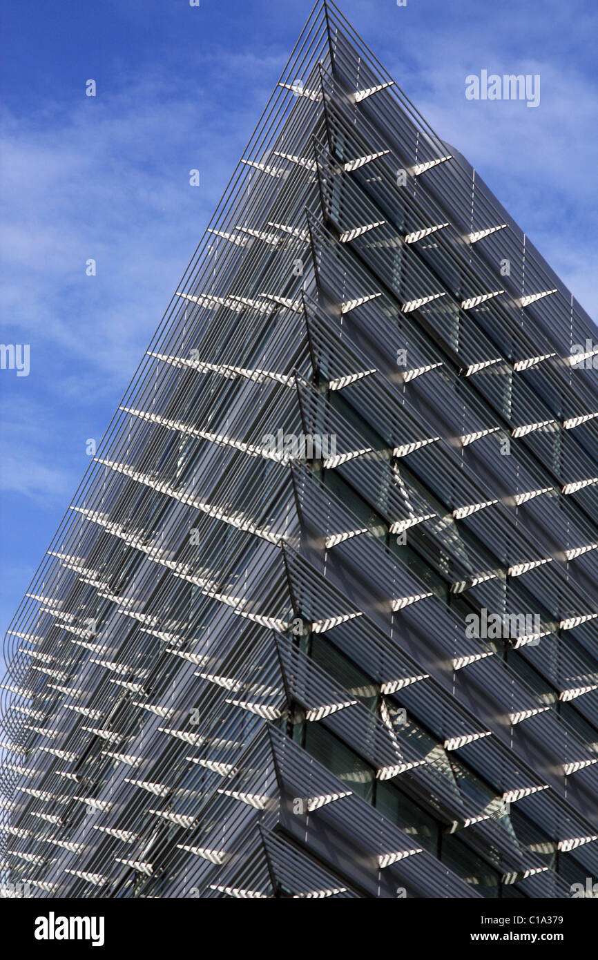 Upward view of the corner of a modern building Stock Photo - Alamy