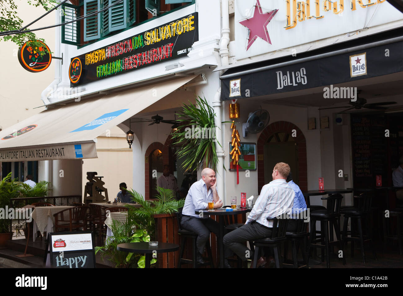 Expatriate workers drinking at a bar in Boat Quay, Singapore Stock ...