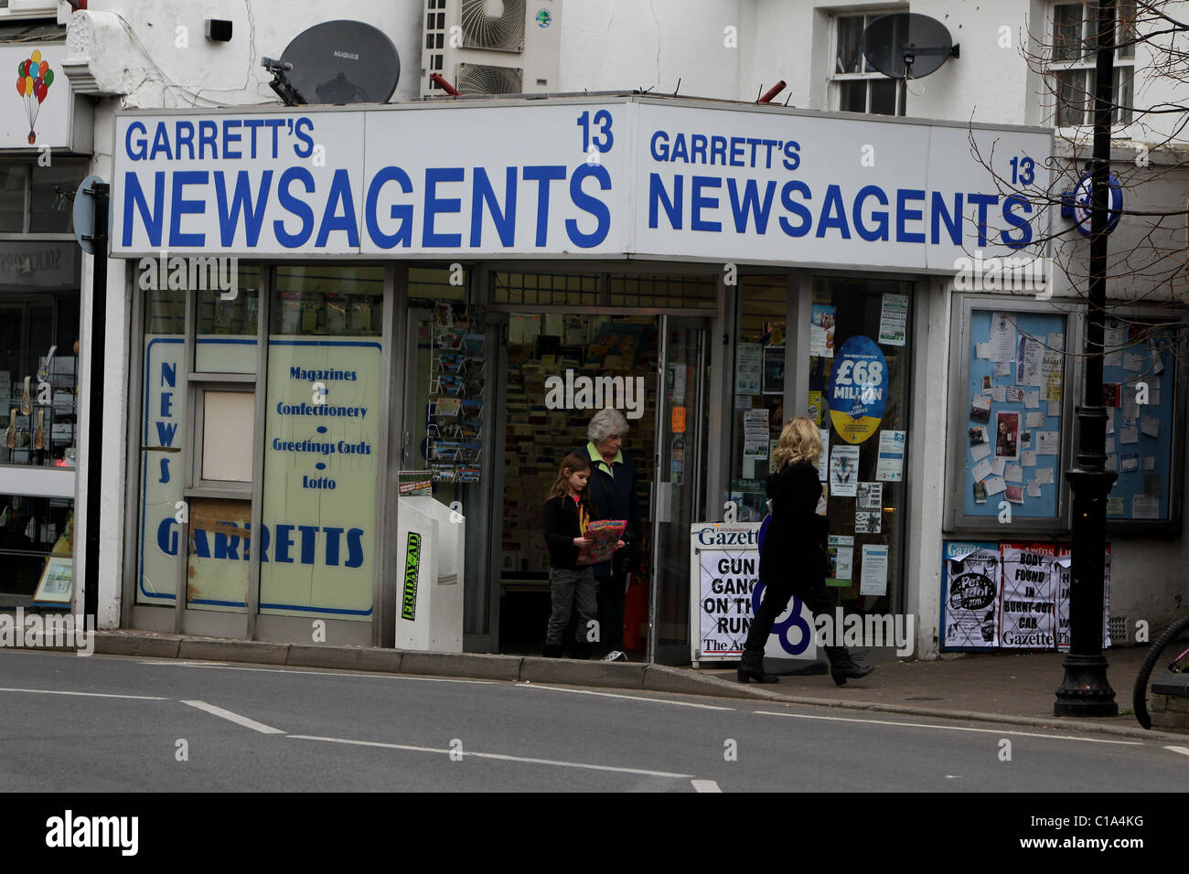 Newsagent shop hi-res stock photography and images - Alamy