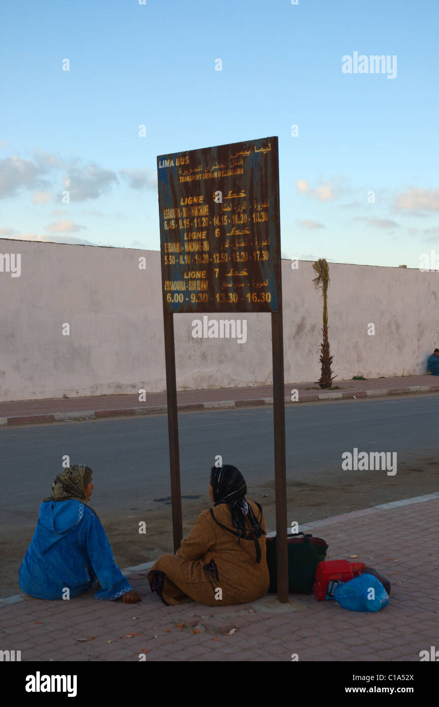 Women waiting for bus hi-res stock photography and images - Alamy