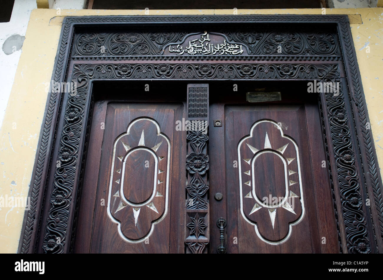 Arabic carved door, Old Stone Town, Lamu, Kenya Stock Photo - Alamy