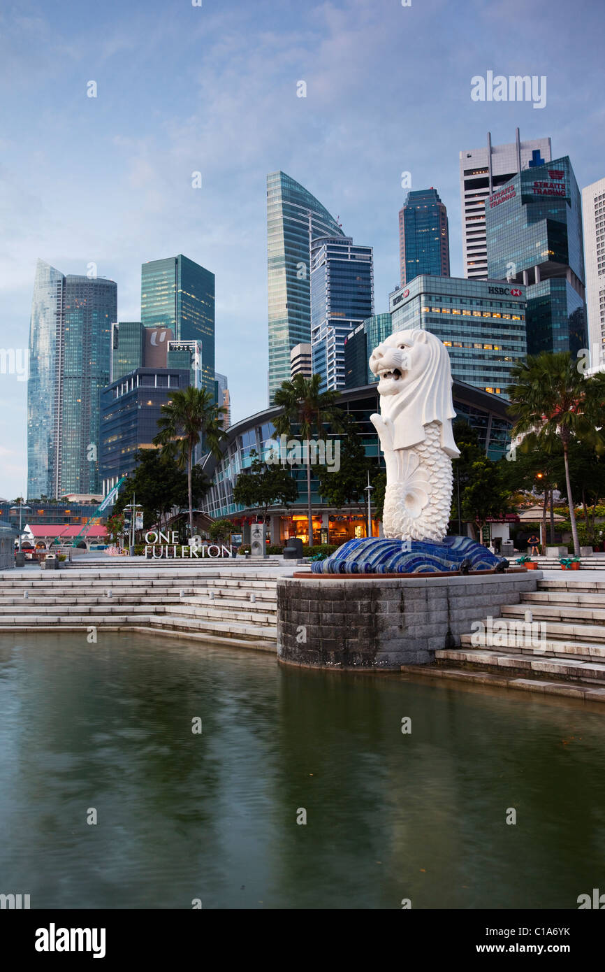 The Merlion Statue with the city skyline in the background, Marina Bay ...