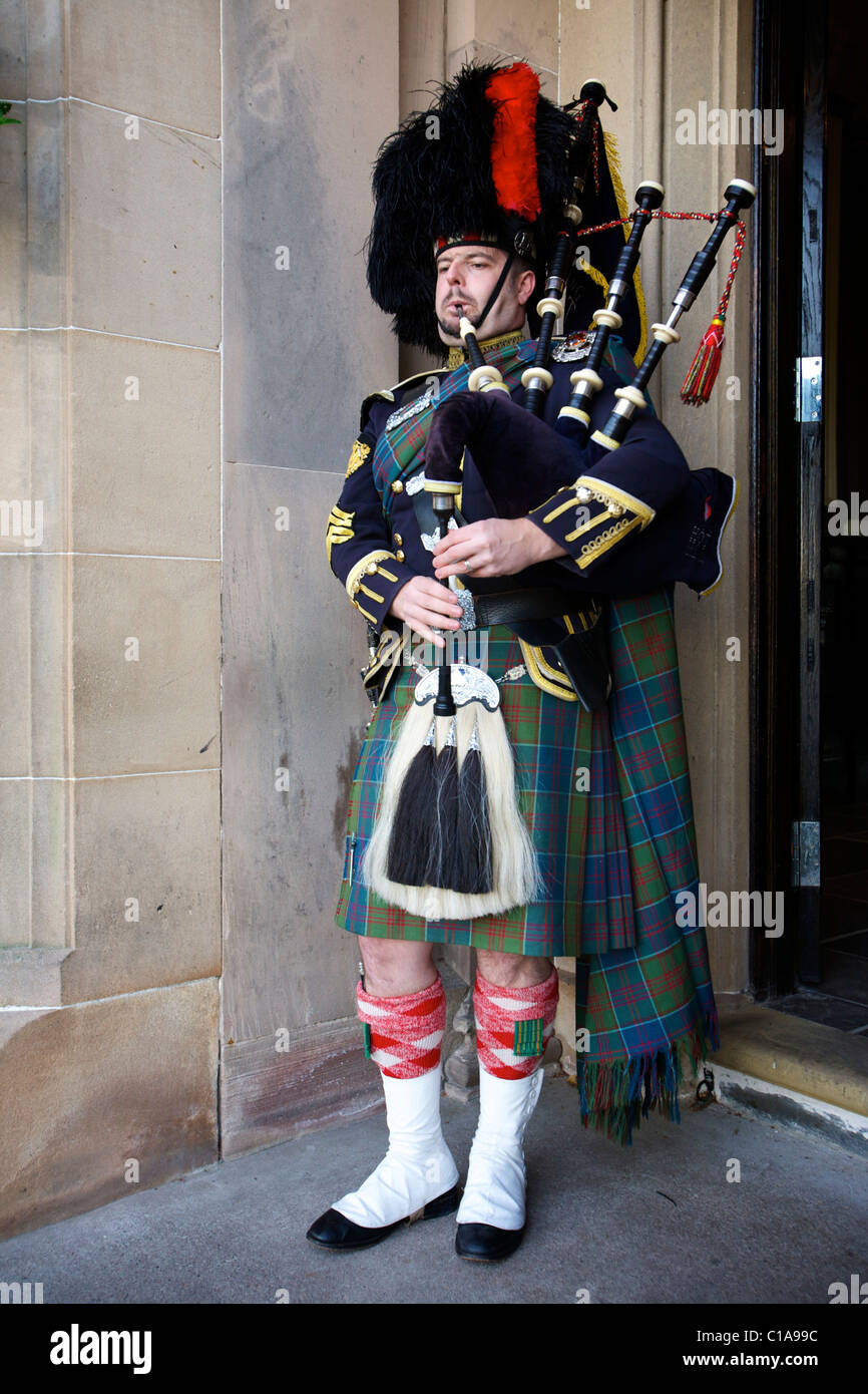Bagpiper hi-res stock photography and images - Alamy