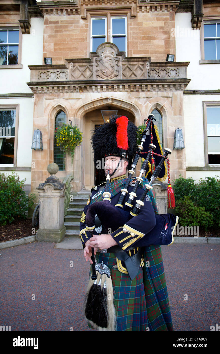 Bagpiper hi-res stock photography and images - Alamy