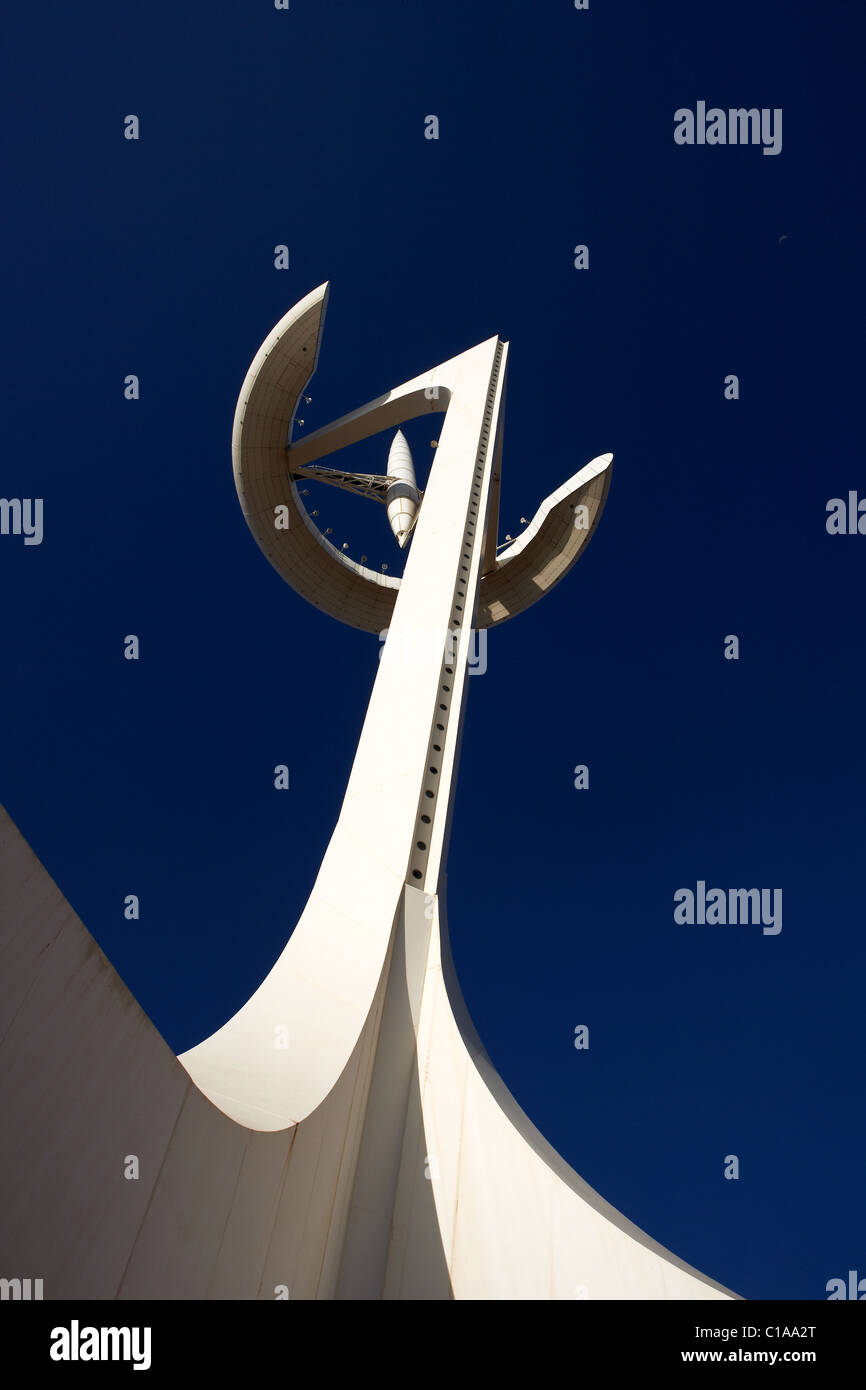 Communications tower, by Santiago Calatrava. Plaza Europa. Barcelona ...