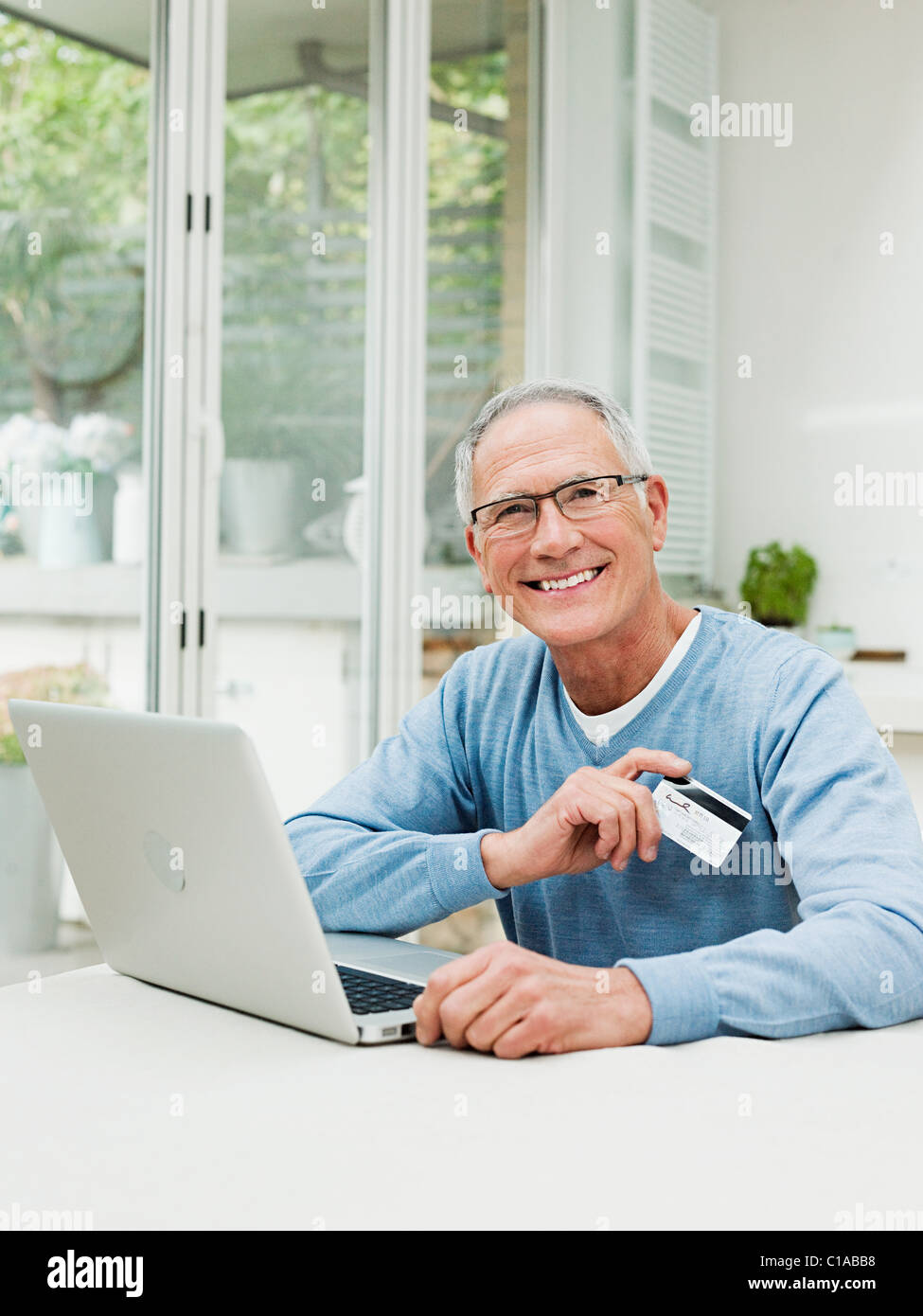 Man laptop using credit card hi-res stock photography and images - Alamy